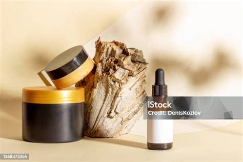 베이지 색 배경의 로그 와 하드 섀도우 옆에 있는 화장품 세트입니다 천연 유기농 화장품 0명에 대한 스톡 사진 및 기타 이미지 0명 단일 이미지 동종 요법 의학