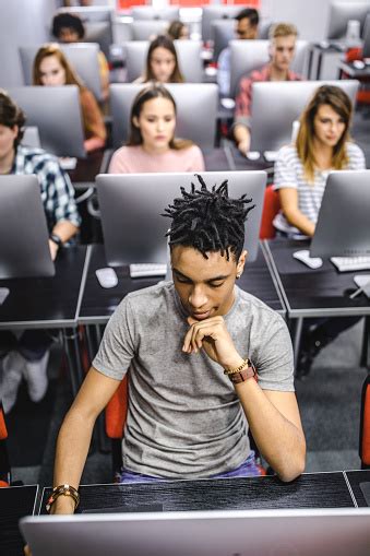 컴퓨터 클래스에 흑인 학생과 그의 급우의 보기 위의 컴퓨터에 대한 스톡 사진 및 기타 이미지 컴퓨터 대학교 교실 Istock