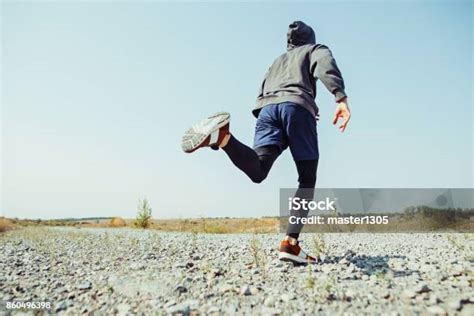 스포츠를 실행합니다 아름 다운 자연에서 야외 역주 하는 남자 러너 맞는 근육 질의 남자 선수 훈련 트레일 마라톤 실행 실행 건강한 생활방식에 대한 스톡 사진 및 기타 이미지