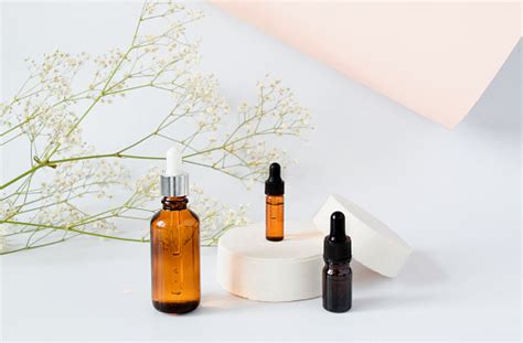 돌 콘크리트 연단에 얼굴 세럼과 꽃과 나뭇 가지가있는 다양한 유리 바이알 페이스 스킨 케어 오일 히알루론산 비타민 C 0명에 대한 스톡 사진 및 기타 이미지 Istock