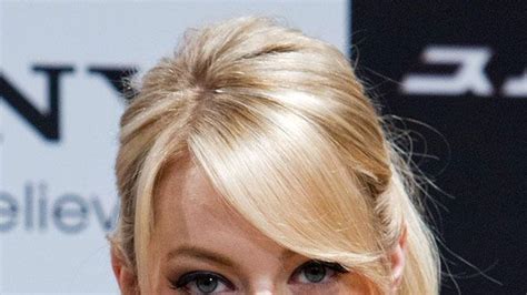 Emma Stones Side Swept Blonde Up Do Celebrity Hair And Hairstyles