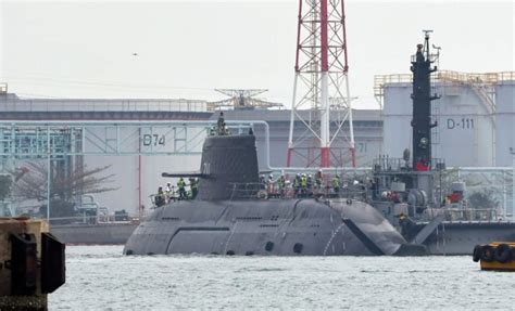 台灣「海鯤號」潛艇舉行「下水禮」後半年終下水 軍迷現場歡呼：「沒漏氣」 星島日報