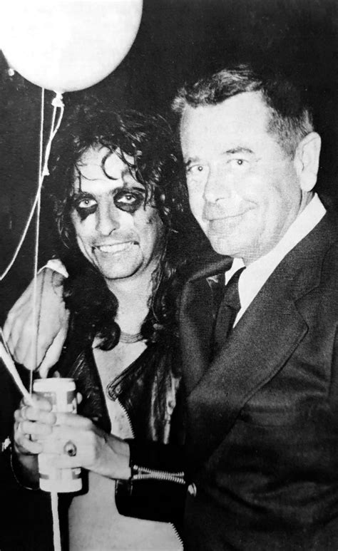 Alice Cooper Hanging Out With Jean Stapleton In August 1973 Vintage