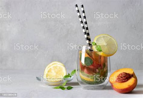 복숭아 민트 레몬 슬라이스 회색 배경에 마시는 빨대를 곁들인 차가운 모히토 칵테일 0명에 대한 스톡 사진 및 기타 이미지 0명 과일 낮 Istock