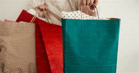 크리스마스 쇼핑 및 계절 판매 흰색 배경에 화려한 쇼핑백을 들고 있는 행복한 소녀 크리스마스 세일 텍스트를 위한 공간입니다 블랙 프라이데이 사이버 먼데이 사진