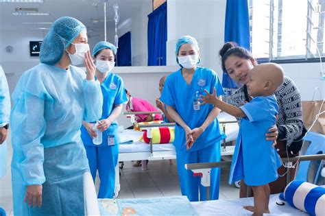 លោកជំទាវបណ្ឌិត ពេជ ចន្ទមុន្នី ហ៊ុនម៉ាណែត៖ អាជីពជាគ្រូពេទ្យ