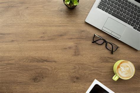 노트북 컴퓨터 라떼 커피 한 잔 사무용품이 있는 목재 사무실 책상 테이블 복사 공간 플랫 레이가 있는 상단 뷰입니다 책상에 대한 스톡 사진 및 기타 이미지 Istock