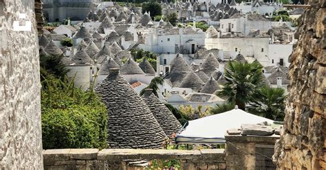 흰색 콘크리트 건물 사진 Unsplash의 무료 알베로벨로 이미지