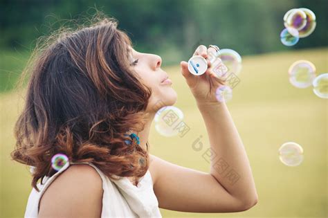 浪漫的肥皂泡的年轻女人肖像图片 包图网企业站