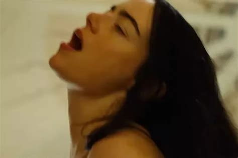 Emma Stone Sex Scene In Poor Things So Controversial UK Law Said It Had To Be Re Edited Daily Star