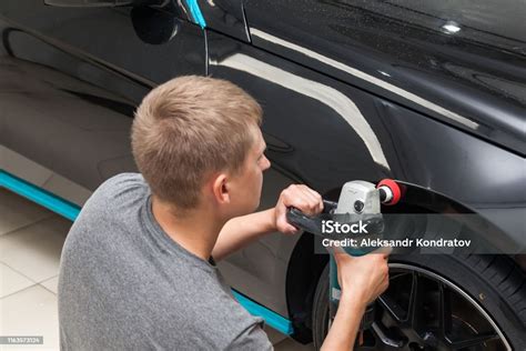 폴리싱 가공은 특수 왁스로 차량의 차체를 연마하여 경미한 긁힘과 손상으로부터 차량을 보호하고 세척 후 블랙 펜더를 덮는 폴리싱