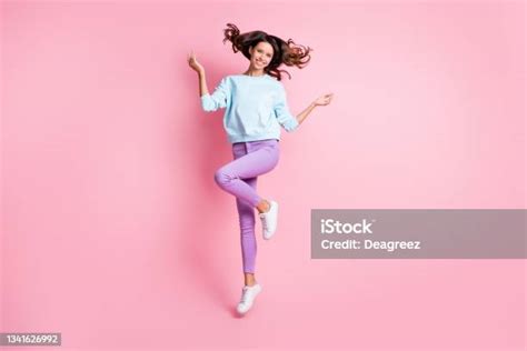 핑크 파스텔 컬러 배경에 고립 된 재미 가 사랑스러운 쾌활한 슬림 물결 모양의 머리 소녀 점프의 전체 길이 바디 사이즈 보기 갈색 머리에 대한 스톡 사진 및 기타 이미지