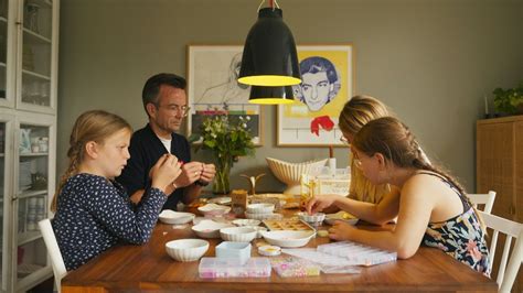 Hvornår Kan Man Streame Far Lever Stadig På Tv 2 Play