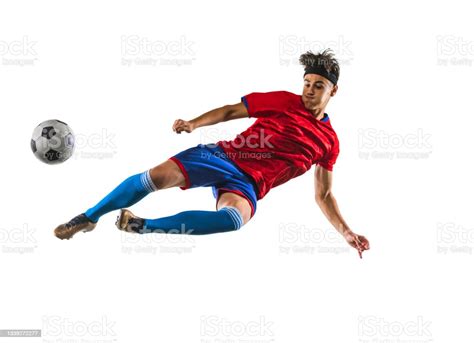 젊은 남자의 전체 길이 수평 초상화 흰색 배경에 고립 된 축구 선수 훈련 점프에서 축구에 대한 스톡 사진 및 기타 이미지