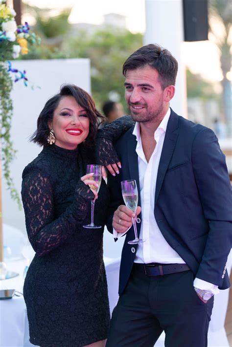 Mikheil გილოცავთ დამდეგ შობა ახალ წელს ერთობის სიყვარულის და გამარჯვებების წელი ყოფილიყოს