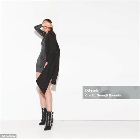 예쁜 어린 소녀는 복사 공간이있는 흰색 배경에 손 스탠드로 눈을 감습니다 블로그 또는 파티 광고용 사진 Waxing에 대한 스톡 사진 및 기타 이미지 Istock