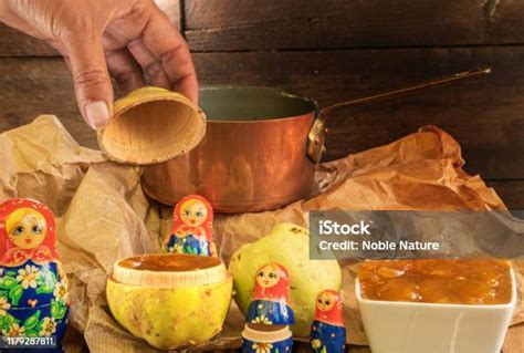 러시아 인형처럼 열리고 이미 잼의 형태로 사용할 준비가 된 모과의 상상과일 유전자 변형 유기농 과일 잼 팬과 인형이있는 정물화 가을에 대한 스톡 사진 및 기타 이미지