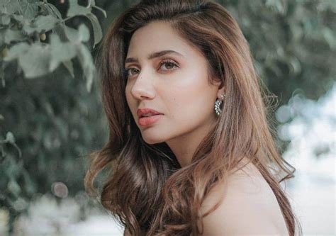 Pakistani Actress Mahira Khan Recreates Madhubalas Iconic Scene From