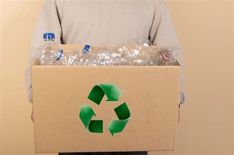 플라스틱 병과 재활용 표지판이 있는 골판지 상자를 들고 있는 사람 감소에 대한 스톡 사진 및 기타 이미지 감소 깨끗한 나무 상자 Istock