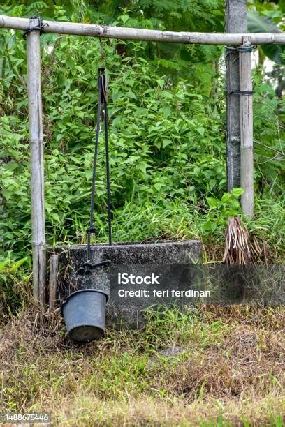 양동이와 밧줄을 사용하여 지역 농장 근처의 우물에서 물을 길어 왔습니다 0명에 대한 스톡 사진 및 기타 이미지 0명 고대의 고풍스런 Istock
