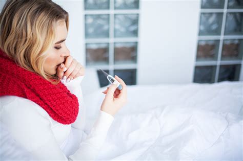 높은 온도 젊은 여자 손에 들고와 침대에 누워 있는 동안 온도계 보고 바이러스에 대한 스톡 사진 및 기타 이미지 바이러스 백인종 보살핌 Istock