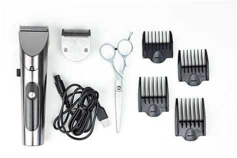 흰색 배경에 미용사 도구 세트 흰색 배경에 미용사 도구 세트 이발 도구 가위 가위 면도기 테리 타월에 빗 0명에 대한 스톡 사진 및 기타 이미지 Istock