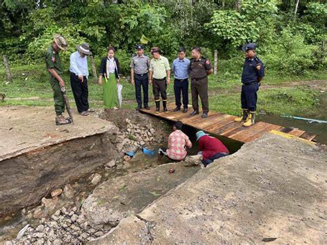 မိုင်းဖြတ်၌ မိုးသည်းထန်စွာရွာသွန်းမှုကြောင့် ရေတိုက်စားပျက်စီးခဲ့သည့် ရပ်ကွက်ချင်းဆက်လမ်း