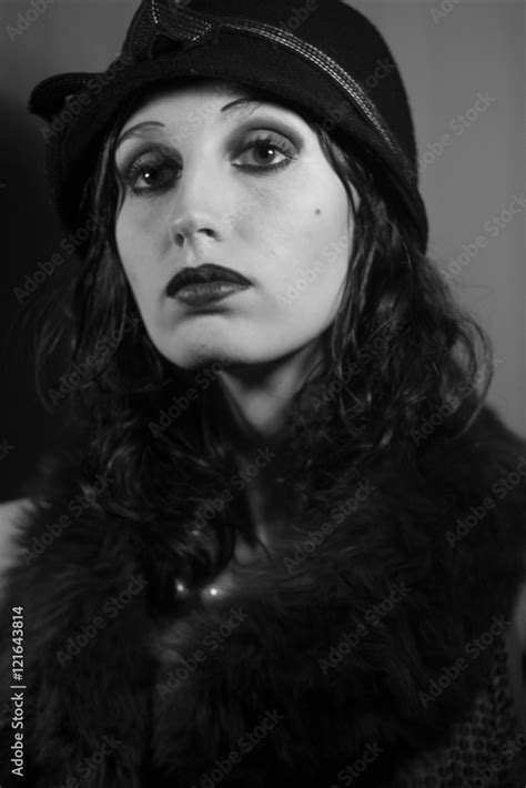 Женщина модель в образе голливудской кинозвезды мода стиль красота макияж портрет кинематограф