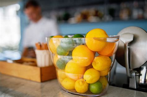 여름 카페 또는 바에서 칵테일을 준비하기위한 신선한 레몬과 라임 0명에 대한 스톡 사진 및 기타 이미지 0명 감귤류 과일