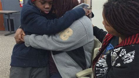 В САЩ откриха изчезнало преди 4 г момче държали го зад фалшива стена Новини бг