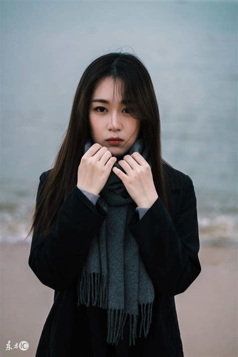 冷靜的女兒有著淺淺的笑容美美的臉龐 每日頭條