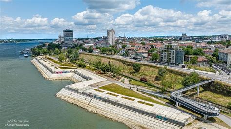 Алея на занаятите и павлиони за сувенири и напитки допълват крайбрежната зона Утро