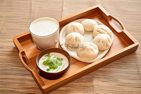 地毯上放着两个白饺子和一杯牛奶的乌冬面汤盘背景图片免费下载 海报banner 高清大图 千库网 图片编号7086217