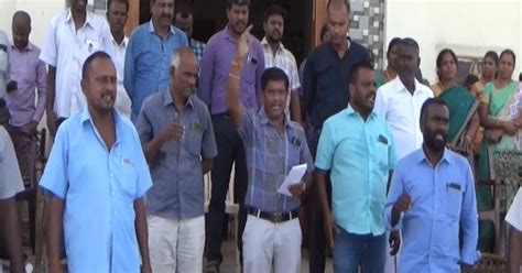 அவதூறாக பேசியவர் அதிமுக நிர்வாகி தண்டனை எங்களுக்கா Government Employees Staged Protest