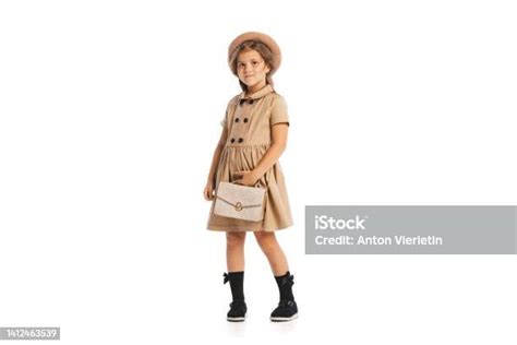 세련된 어린 시절 어린 소녀의 초상화 빈티지 옷을 입은 아이가 흰색 스튜디오 배경 위에 고립 된 포즈를 취합니다 10 11세에 대한 스톡 사진 및 기타 이미지 Istock