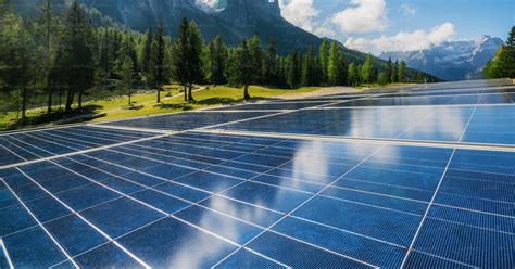 맑은 하늘과 산 배경에 대한 시골 풍경의 태양 전지 패널 태양 광 발전은 세계 에너지의 지속 가능성을위한 혁신입니다 지속 가능한 자원 사진 Unsplash의