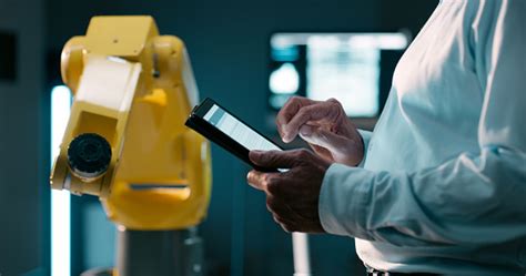 로봇 공학 태블릿을 사용하는 손 및 엔지니어 검사 또는 앱 또는 프로젝트 관리와의 연결 제조 기술 인터넷 및 자동화 실험실 계획을 갖춘 사람 테스트 및 도구 60 64세에