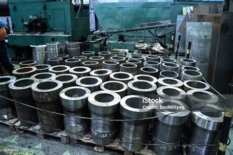 금속 가공 공장에서 완성 된 금속 원통형 원형 관 파이프 제품 0명에 대한 스톡 사진 및 기타 이미지 0명 강철 개체 그룹 Istock