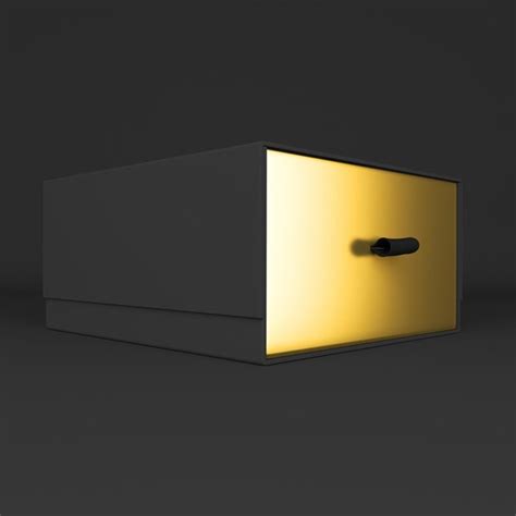 검정색 배경에서 금색과 어두운 선물 상자 왼쪽 보기 프리미엄 사진