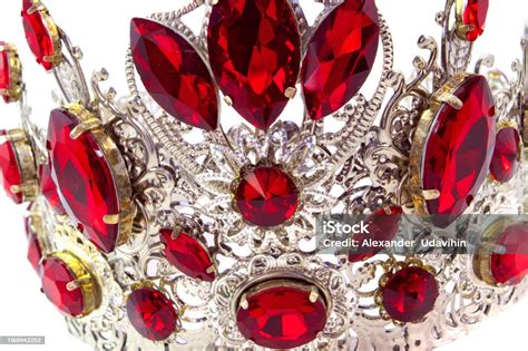 흰색 배경에 크라운 수제 주문 제작 개별적으로 공주를위한 보석 클로즈업n 루비에 대한 스톡 사진 및 기타 이미지 루비 0명