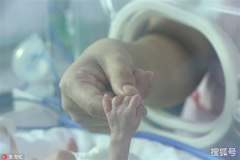 17岁少女早产男婴 无力抚养扔下300元失联 搜狐大视野 搜狐新闻
