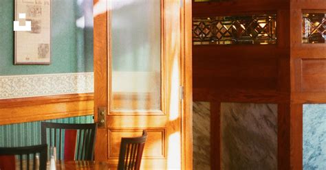 나무 테이블과 의자가 있는 식당 사진 Unsplash의 무료 영화 사진 이미지