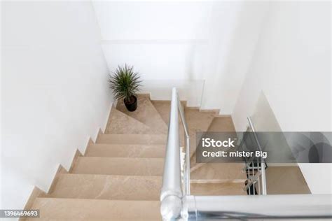 계단이 내려가는 모습 계단에 대한 스톡 사진 및 기타 이미지 계단 계단 및 층계 곡선 Istock