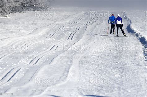 오스트리아 어퍼 남쪽의 겨울 원더랜드 고사우는 크로스컨트리 스키의 천국입니다 2명에 대한 스톡 사진 및 기타 이미지 2명 European Capital Of