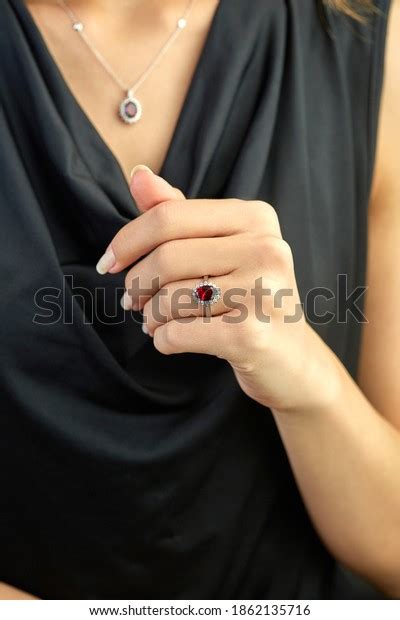 1194件の「ruby Jewellery On Model」の画像、写真素材、3dオブジェクト、ベクター画像 Shutterstock