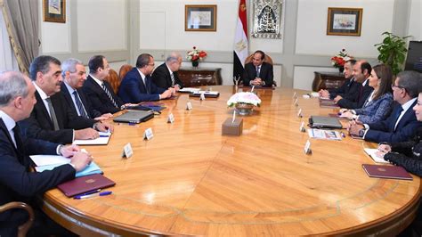 الرئيس عبد الفتاح السيسي يجتمع برئيس مجلس الوزراء وعددًا من الوزراء