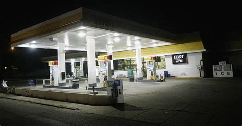 Woman Working Alone At Gas Station Records ”creepy” Guy