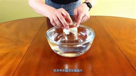 把一个塞着纸巾的杯子放进水里，纸为什么没有湿呢