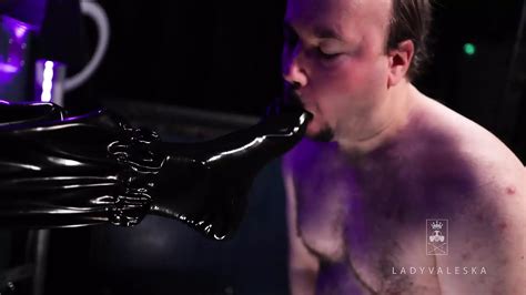 Adorando Le Calze In Lattice E Piedi Sudati Xhamster