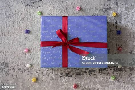 회색 나무 배경에 빨간 리본 활이있는 보라색 보라색 선물 상자의 상단보기 개념 휴일 축하 생일 새해 크리스마스 발렌타인 데이 어머니의 날 추수 감사절 0명에 대한 스톡 사진